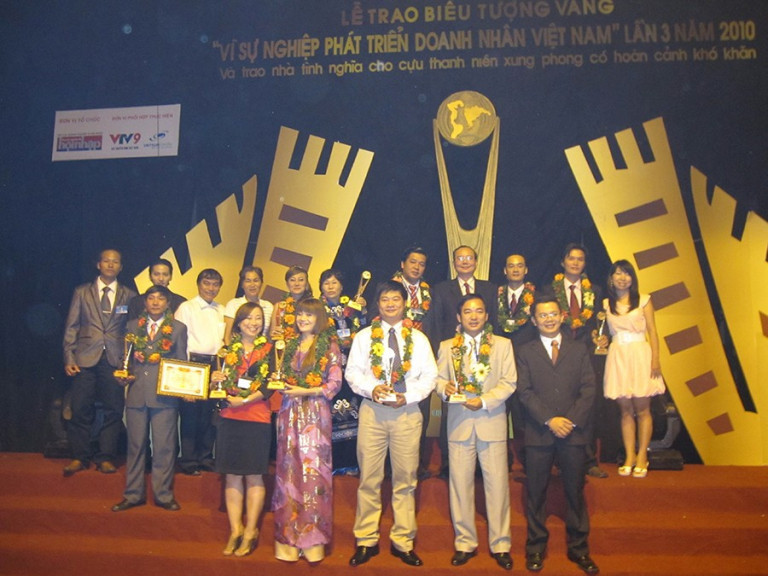 Chánh Thu nhận biểu tượng vàng - Công Ty Cổ Phần Tập Đoàn Xuất - Nhập ...