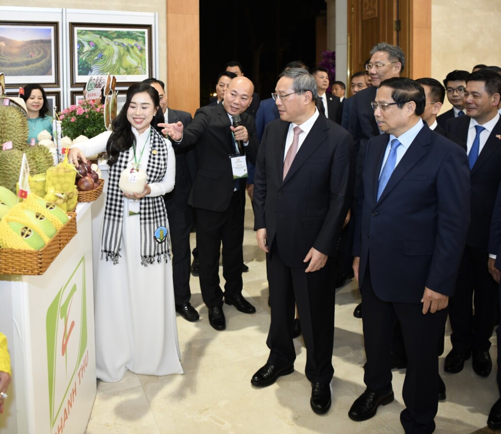 Thủ tướng Phạm Minh Chính cùng Thủ tướng Trung Quốc Lý Cường tham quan ...